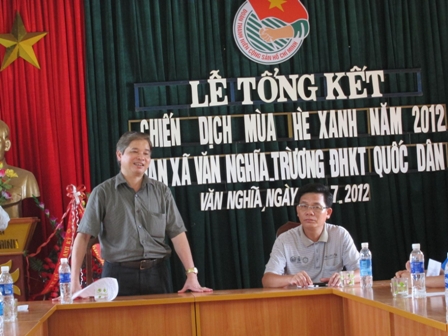 GS.TS Phạm Quang Trung thăm đội sinh viên tình nguyện hoạt động tại xã Văn Nghĩa, Huyện Lạc Sơn ...